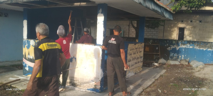 Pembuatan Poskamling – Kelurahan Bukit Besar